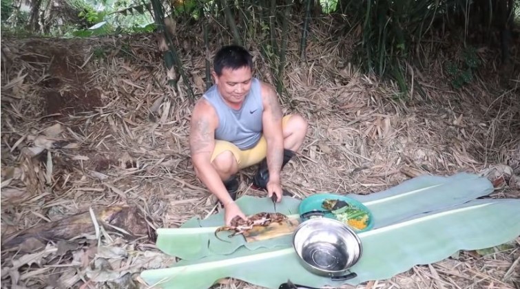 YouTuber Masak Daging Tikus Bambu di Tengah Hutan