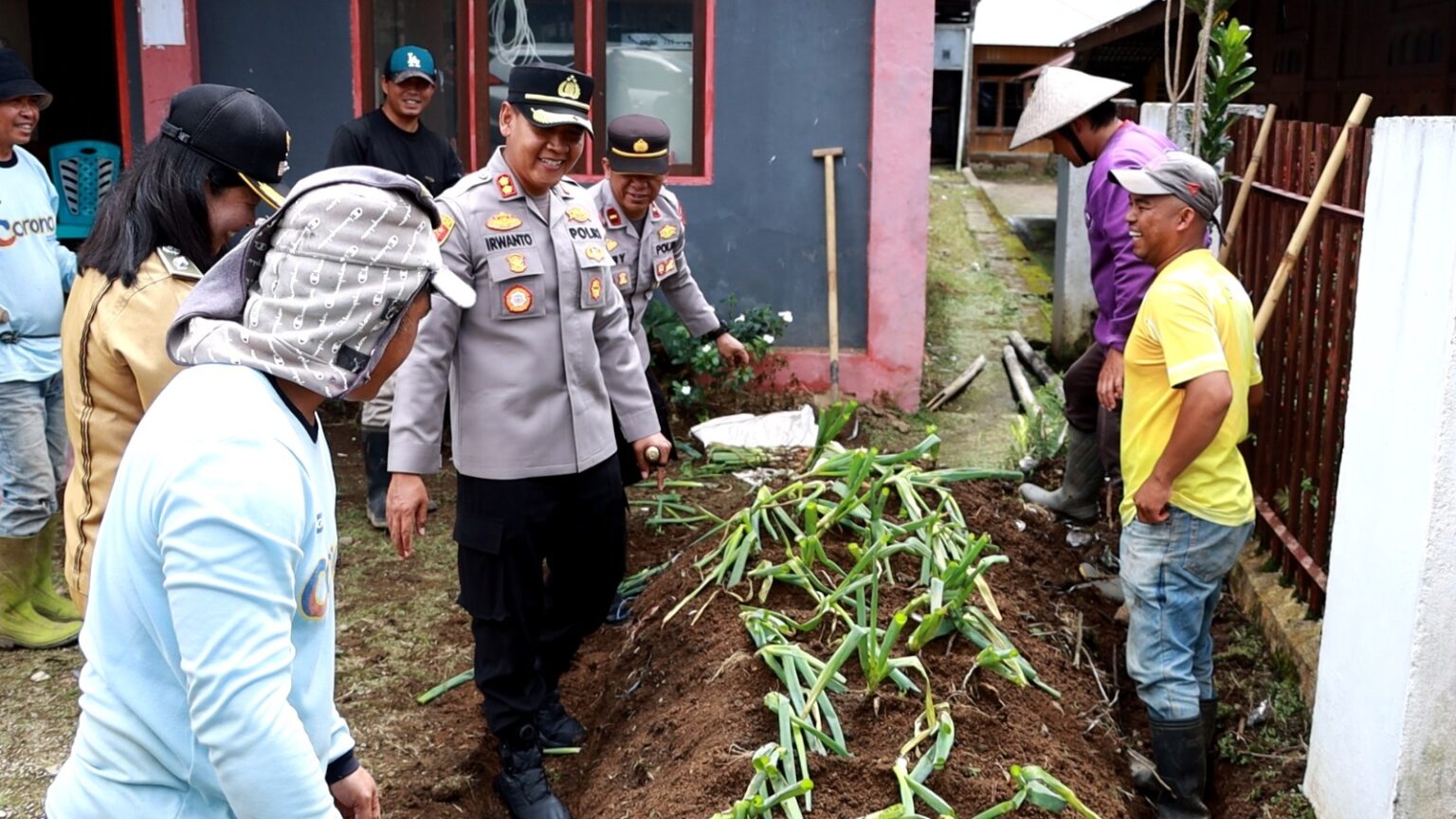 Totalitas dalam Inovasi, Kapolres Kotamobagu Jadi Guru Bertani Sehari untuk Siswa SD di Desa ...